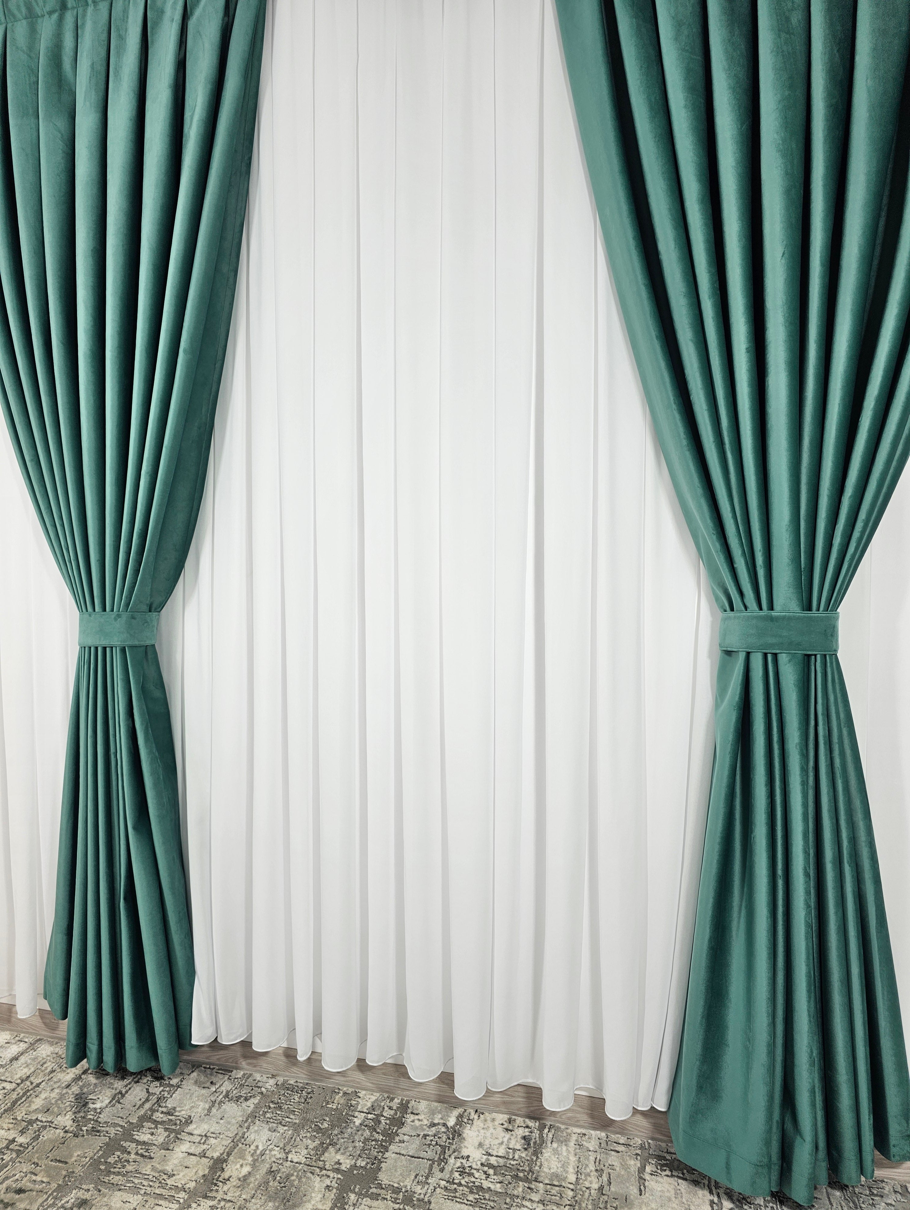 Set Premium: Perdea Matase Alb Imaculat și Draperie Verde Catifea Gara ...